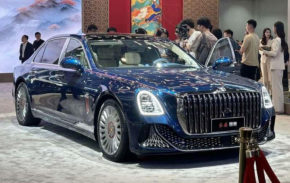 На ВЭФ-2024 показали гибридный седан Hongqi L1